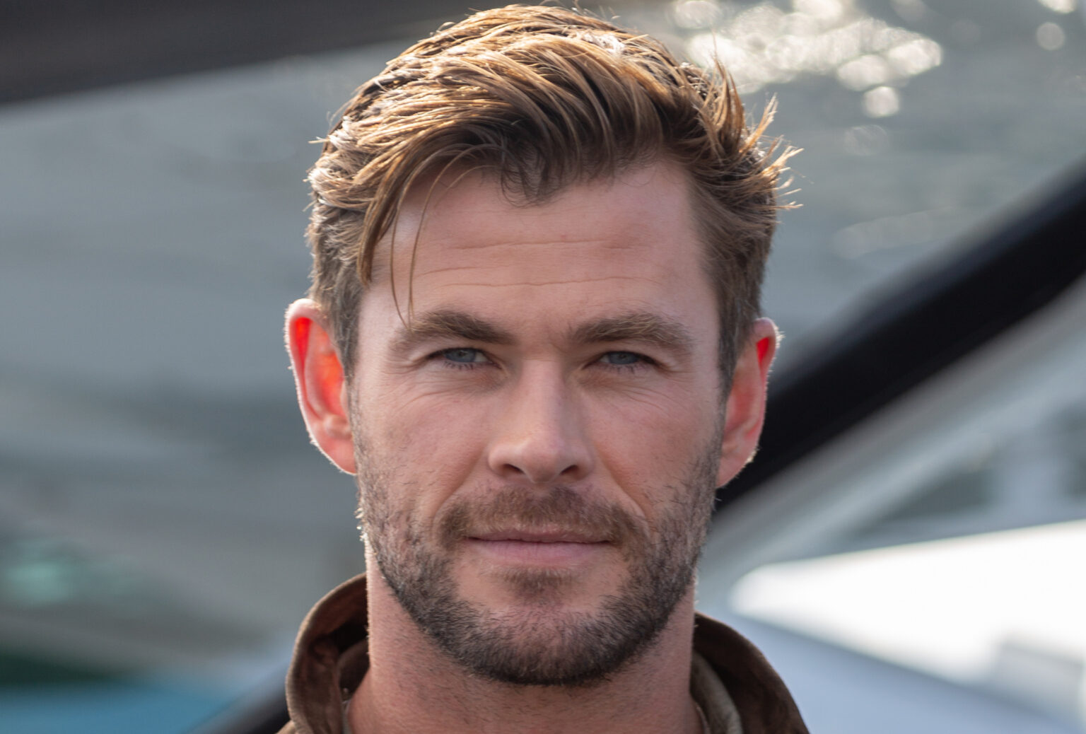 Chris Hemsworth's Son Hilariously Photobombs His Shirtless Underwater ...